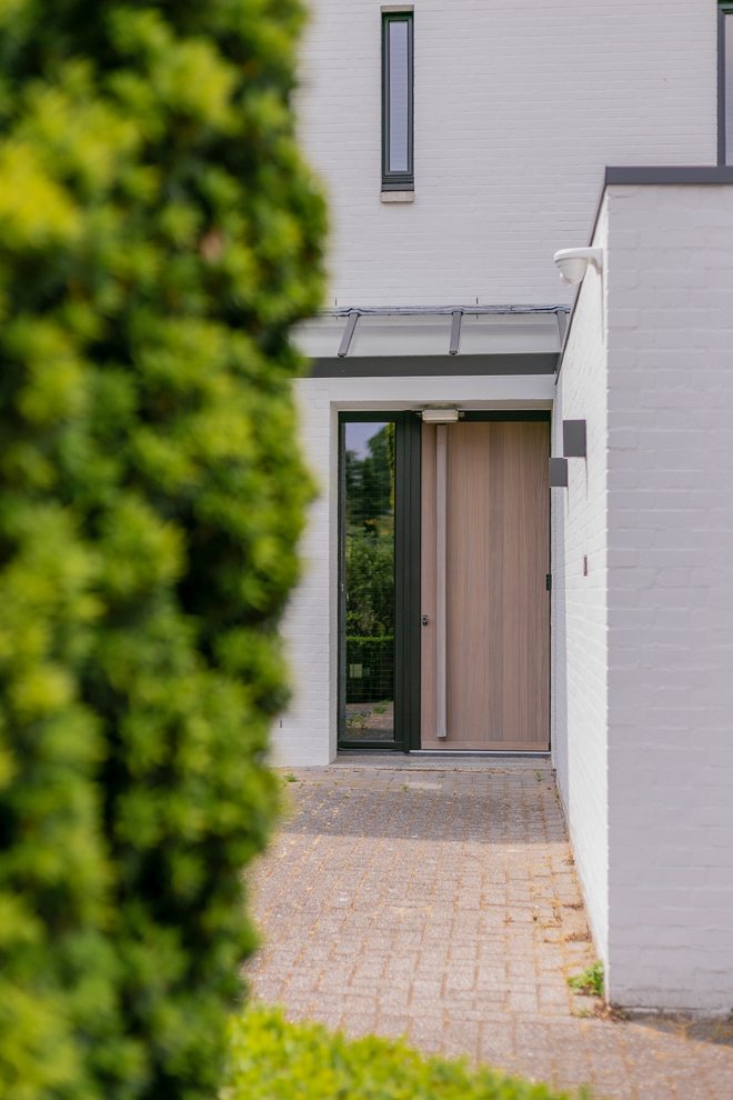 Warm hout voor wit-zwarte woning in Tilburg | Belisol