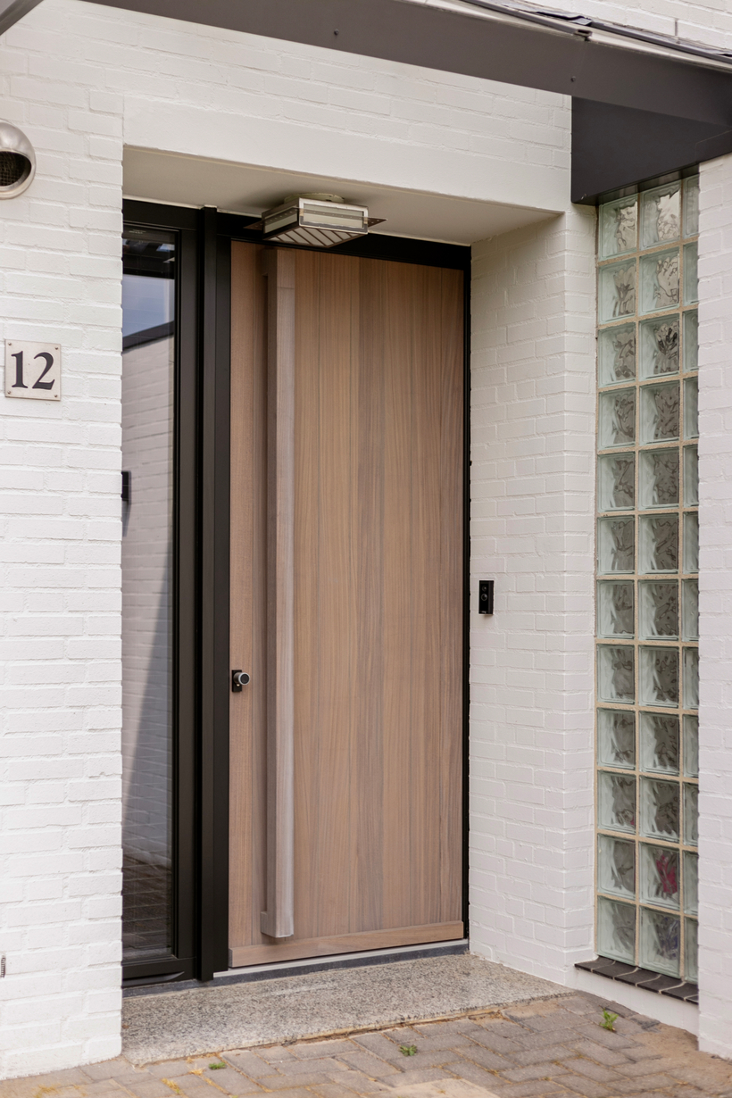 Warm hout voor wit-zwarte woning in Tilburg | Belisol