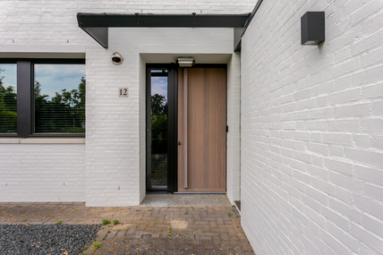 Warm hout voor wit-zwarte woning in Tilburg | Belisol